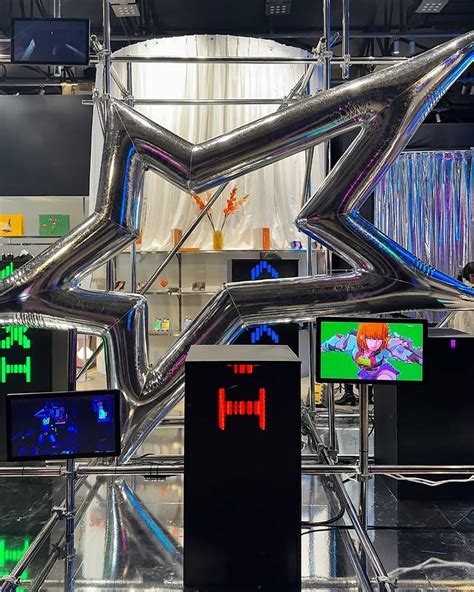 첫 솔로 기념 리사 팝업스토어 개최 전시회를즐기다