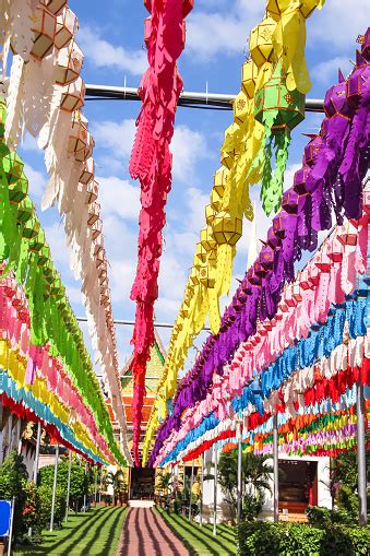 줄 로프 푸른 하늘 배경에 매달려 다채로운 램프 축제 태국의 하피푼차이 Woramahawihan 람훈 왓 프라에서 축하 로이 크라통 축제를위한 장식 0명에 대한 스톡 사진