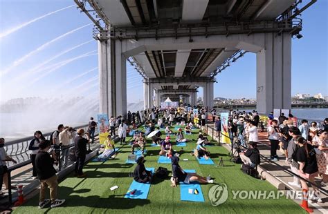 잠수교서 열린 한강 멍때리기 대회 연합뉴스
