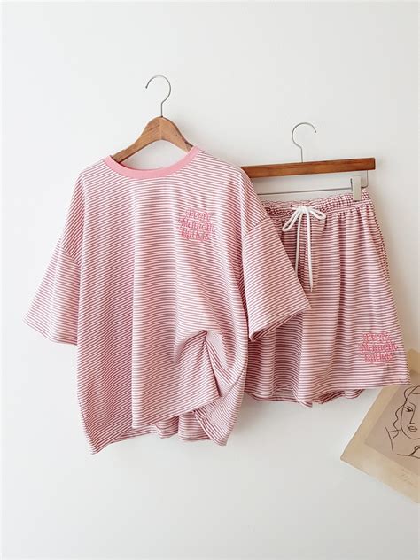 리케마켓 Stripe SET 귀여운 자수 레터링 스트라이프 단가라 줄무늬 루즈핏 반팔 티셔츠 밴딩 반바지 투피스 여름 데일리 꾸안꾸 트레이닝복 바캉스 추리닝 세트