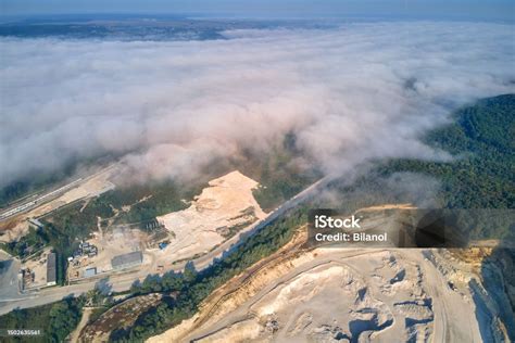 굴삭기와 덤프 트럭건설 산업을 위한 석회암 자재 추출의 오픈 피트 광산 현장의 공중 보기 Performing Arts Event에 대한 스톡 사진 및 기타 이미지
