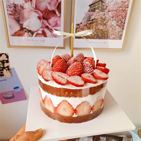 부천컵케익 부천주문케이크 신중동주문케이크 부천케이크 신중동케이크 부천시청케이크 😍딸기왕창케이크😍 가운데 들어가는시트한장을 빼고 대신 딸기로 왕창 채웠어요 먹는동안 딸기가
