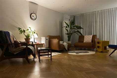 따뜻한 온기가 반영된 미드센츄리 모던 하우스 인테리어 거실 아이디어 집 내부