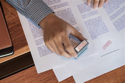 실업가 손 공증 공표 잉크 승인 스탬퍼 스탬핑 인감 승인 계약 양식 문서 계약 대출 돈 개념 견진 성사에 대한 스톡 사진 및 기타 이미지 Istock