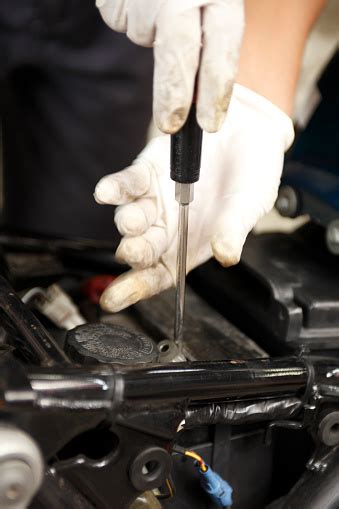 자전거가 게에서 일 하는 일본 남자와 작업을 계속합니다 두발자전거에 대한 스톡 사진 및 기타 이미지 두발자전거 부분의 사람들 Istock