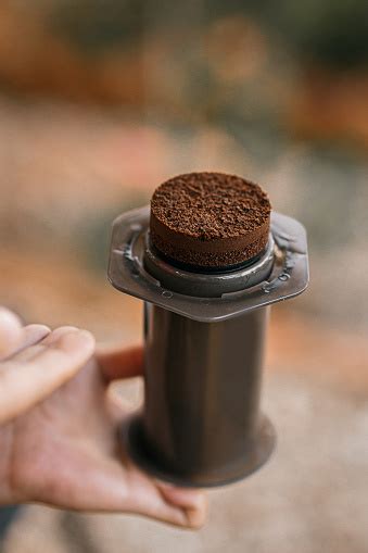 아시아 바리스타 커피 만들기 위해 수동 커피 메이커 에어로프레스 사용 남자에 대한 스톡 사진 및 기타 이미지 남자 라떼