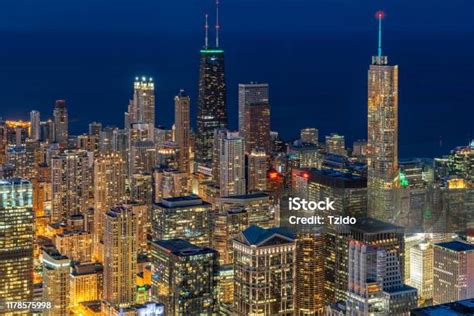 시카고 일리노이 미국 조경 및 현대 건축 개념의 아름다운 황혼 시간에 푸른 하늘 아래 시카고 도시 경관 마천루의 공중 보기 감시에 대한 스톡 사진 및 기타 이미지 Istock