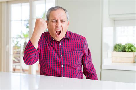 집에서 잘 생긴 선배는 분노와 소리로 외치는 동안 좌절과 분노를 제기 화가 분노와 공격적인 개념 감정에 대한 스톡 사진 및 기타 이미지 Istock