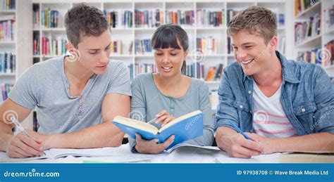 Image Compos E De Deux Tudiants Obtenant L Aide D Une Tudiante Photo Stock Image Du Compos