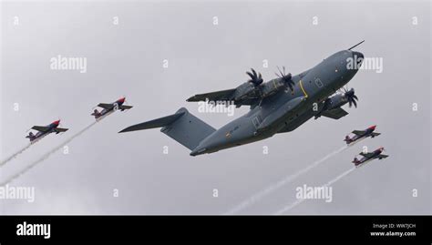 Airbus a 400 flugzeuge -Fotos und -Bildmaterial in hoher Auflösung – Alamy