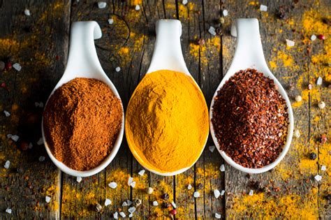 나무로 되는 숟가락에는 향신료 허브입니다 카레 사프란 심 황 로즈마리 계 피 마늘 고추 아니 스 나무 소박한 배경에 향신료와 허브의 컬렉션입니다 소금 파프리카입니다 공간에