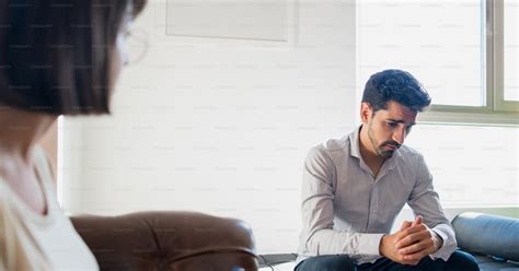 환자와의 치료 세션 동안 클립보드에 메모를 하는 심리학자의 클로즈업 심리학 및 정신 건강 개념 사진 Unsplash의 실내 이미지