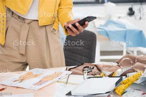 직장에서 서 있는 동안 스마트폰 사용 하 여 여자의 자른된 샷 기업 재무와 산업에 대한 스톡 사진 및 기타 이미지 기업 재무와 산업 디자인 무선 기술 Istock