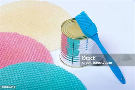 다른 색상의 라운드 웨이퍼 케이크 와플 케이크를 만들기 위한 근처에는 케이크를 담글 수 있는 응축 된 우유와 요리 술이 있습니다 흰색 바탕에 0명에 대한 스톡 사진 및 기타