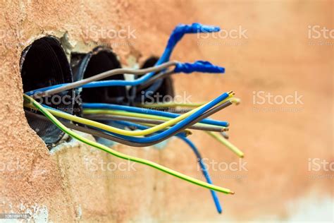 개조 된 아파트에서 작품을 마무리 전기 배선 설치입니다 오래 된 벽에 소켓에서 튀어나와 노출된 전선 0명에 대한 스톡 사진 및 기타 이미지 Istock