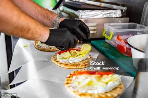 전통적인 그리스 패스트 푸드를 준비하는 과정 자이로 요리사 손 요리 음식 길거리 음식에 대한 스톡 사진 및 기타 이미지 Istock