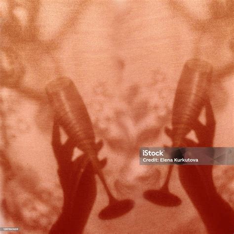 초라한 붉은 산호 벽에 흐릿한 그림자 와인 잔을 들고 두 손 그림자에 대한 스톡 사진 및 기타 이미지 그림자 샴페인 와인 축배 Istock