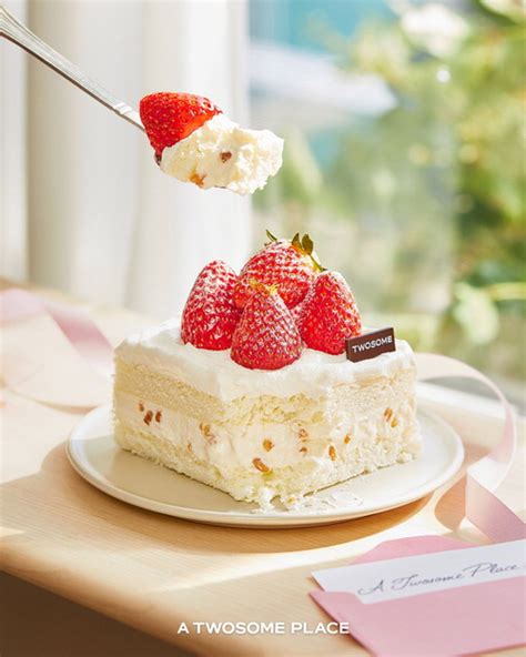 투썸플레이스 화이트 초콜릿 생크림 듬뿍 얹은 제철딸기 달콤함을 떠먹자 Mk빌리어드