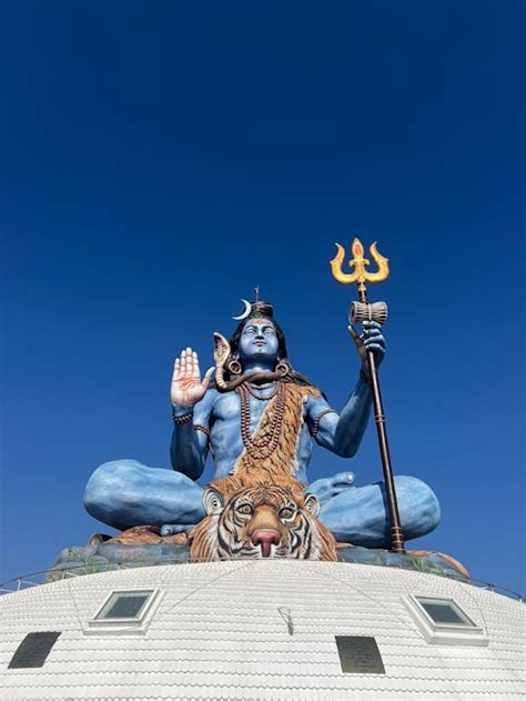 거룩한 건축 고대의 낮 동상 랜드마크 명상 자세 명상적인 문화 유산 문화적 상징 믿음 베다 산스크리트