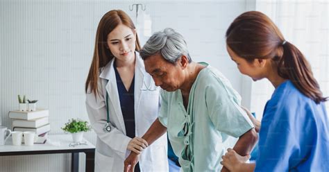 아시아 의사 여성과 간호사는 병원에서 침대에 앉아 장애인 노인 환자를 격려 아시아 의료 개념 사진 Unsplash의 정신병원 이미지