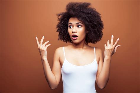 갈색 배경 라이프 스타일 사람들 개념에 쾌활한 몸짓 을 포즈 곱슬 머리와 예쁜 젊은 아프리카 계 미국인 여자 가리키기에 대한 스톡 사진 및 기타 이미지 Istock