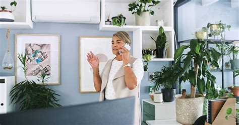 여성 사무실 및 크리에이티브 비즈니스는 전화 통화 인테리어 디자인 및 관리자 또는 대화 또는 약속입니다 컨설팅 스마트폰 및 디자이너 고객과의 토론 기술 및 네트워킹 65