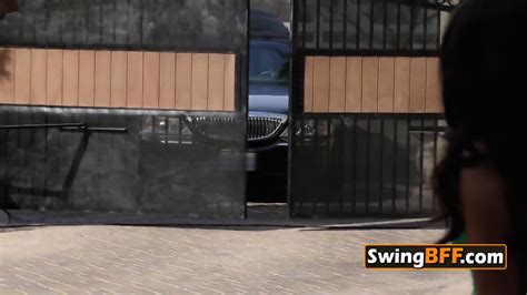 Newbie Couple S Nerves Are Suppressed After A Chat With The Swing