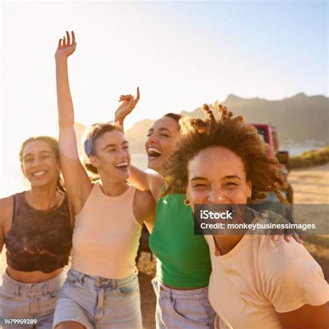 시골을 가로지르는 도로 여행에서 즐거운 시간을 보내는 차 옆에 서 있는 웃는 여자 친구들의 초상화 여자의 우정에 대한 스톡 사진 및 기타 이미지 Istock