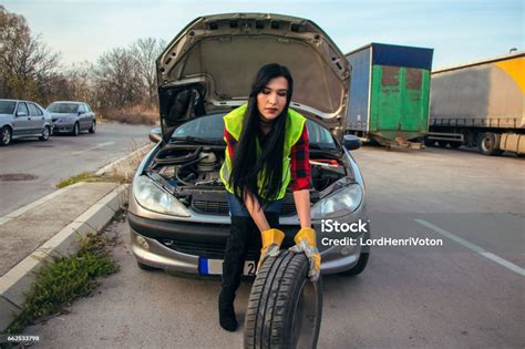 그는 아름 다운 갈색 머리의 자동차에 깨진된 바퀴를 대체 하 고 엔진을 수정 하려고 걱정하는에 대한 스톡 사진 및 기타 이미지 걱정하는 기계 부분 기계공 Istock