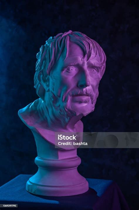 어두운 질감의 배경에 예술가루시우스 세네카 머리의 고대 동상의 다채로운 석고 사본 세네카 4 Bc65 미래의 황제 네로에 대한 로마 금욕 철학자 정치가 및 교사 루키우스