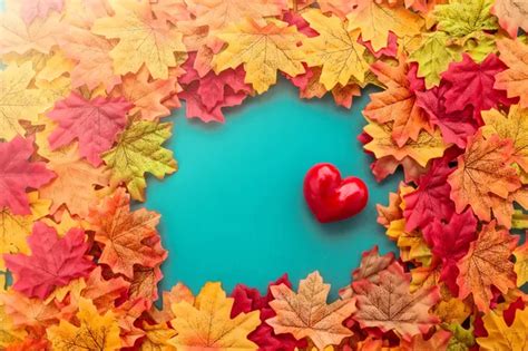 발렌타인 데이 붉은 심장 키 배경 2k 배경화면 다운로드