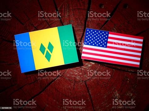 세인트 빈센트 그레나딘 플래그 고립 된 나무 등 걸에 미국 국기와 함께 0명에 대한 스톡 사진 및 기타 이미지 0명 Friendly Match 개념 Istock