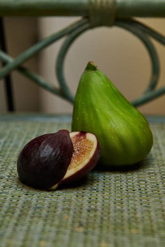 녹색과 자주색 무화과 고리 버들 세공 표면에 얇게 썬 절반 건강한 식생활에 대한 스톡 사진 및 기타 이미지 건강한 식생활 과일 날것 Istock