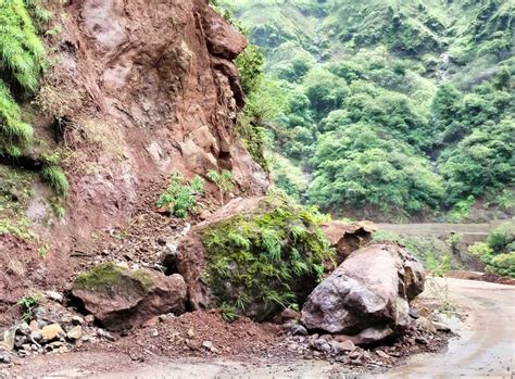 करुळ घाटातील संरक्षक भिंतीसह कॉंक्रीटचा नवीन रस्ता गेला वाहून Marathi