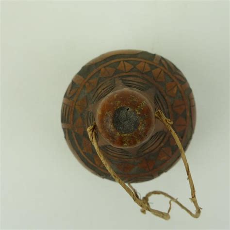 Rare Instrument Traditionnel Artisanal Africain En Calebasse Sculpté Et Gravé Main Label Emmaüs