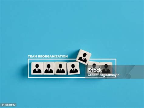 효율성과 생산성 개념을 위해 비즈니스 팀 또는 직원 재구성 과도에 대한 스톡 사진 및 기타 이미지 과도 채용 0명 Istock