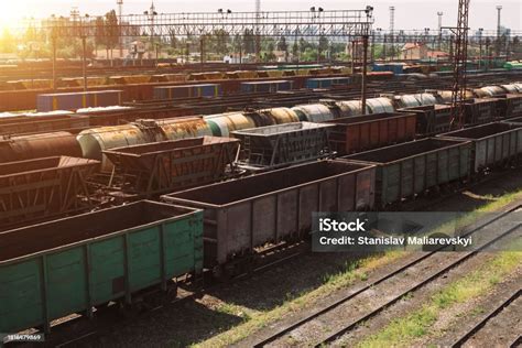 도시화물 터미널에서 화물 열차 기차 주차장에서 철도 아레인은 역에 도착했다 수출 물류 배경에 대한 항구 사용 창고에서화물 열차 컨테이너화물 열차 플랫폼 강철에 대한 스톡