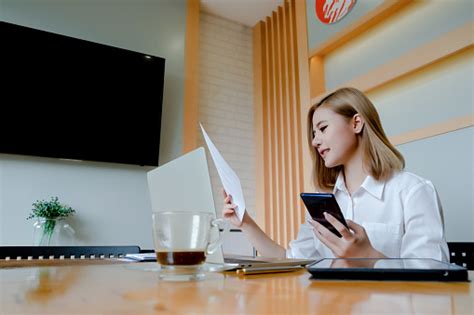 비즈니스 우먼 투자 그래프 분석 및 회의실에서 계획 논의 투자 개념 개념에 대한 스톡 사진 및 기타 이미지 개념 개념과 주제 경제 Istock