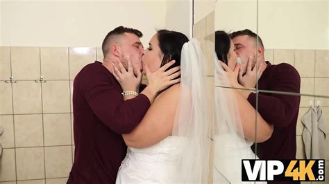 Vip K Tant Enferm E Dans La Salle De Bain La Mari E Sexy Ne Perd Pas De Temps Et S Duit Un