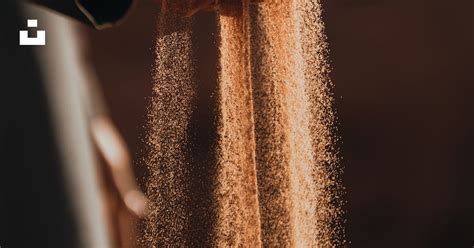 손에 모래를 들고 있는 사람 사진 Unsplash의 무료 사우디아라비아 이미지