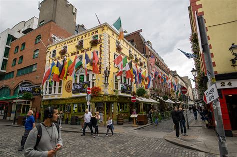 지역 주민과 관광객이있는 인기있는 유산 지구의 템플 바 지구 거리와 건물 더블린 아일랜드 공화국에 대한 스톡 사진 및 기타 이미지 더블린 아일랜드 공화국 고객 공동체