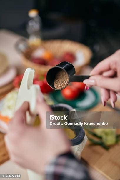 여성 사람은 집에서 유기 폐기물의 생물학적 분해를 위해 보카시 밀기울을 퇴비 통에 넣습니다 지속 가능한 라이프스타일과 기술 개념 가정 생활에 대한 스톡 사진 및 기타 이미지