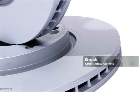 자동차 브레이크 디스크는 흰색 배경에 고립입니다 자동차 부품입니다 브레이크 디스크로 터 흰색 절연 브레이크 디스크입니다 자동차 부품입니다 자동차 적입니다 예비 부품 강철에