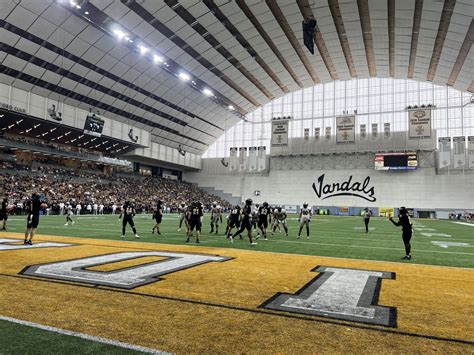 ‘it Was Awesome Coach Tom Ford Wins First As A Vandal As Idaho Sneaks Past St Thomas 37 30