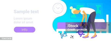 주부 픽업 그녀의 아이 들 장난감 어머니 수집 아이 장난 일 가사 개념 현대 아파트 침실 인테리어 여성 캐릭터 전체 길이 수평 복사 공간 집에 대한 스톡 벡터 아트 및 기타