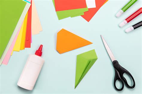 부활절 인사말을 위한 종이 접기 종이 책갈피 형태를 당근으로 만드는 방법 어린이 예술 프로젝트 Diy 개념 단계별 사진 지시 4단계 만들기에 대한 스톡 사진 및 기타 이미지