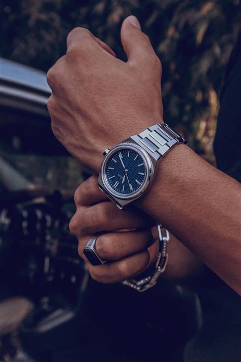 관찰 금속 팔찌 남성 남성 명사 남성 패션 남자의 손 남자의 손목 럭셔리 럭셔리 액세서리 매끄러운 메탈 시계 메탈릭 메트로놈 미래적인 보석 블루