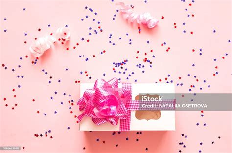 선물 상자와 핑크 파스텔 배경에 분홍색 나비 반짝 축제 개념입니다 개념에 대한 스톡 사진 및 기타 이미지 개념 겨울 계절