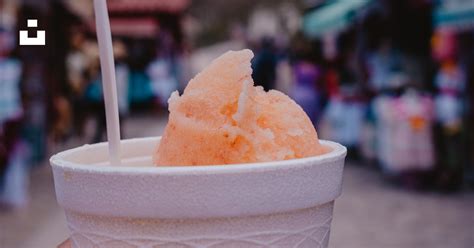 분홍색과 흰색 설탕 프로스팅과 빨대가 든 아이스크림 한 잔을 들고 있는 손 사진 Unsplash의 무료 오악사카 시티 이미지