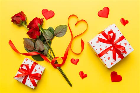 아름다운 빨간 리본과 장미 발렌타인 데이의 개념 기념일 어머니의 날과 생일 인사말 복사 공간 최고 보기와 크래프트 기프트 박스 0명에 대한 스톡 사진 및 기타 이미지